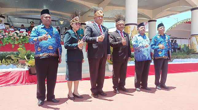 72 Asn Papua Barat Terima Penghargaan Satyalancana Karya Satya Tabura
